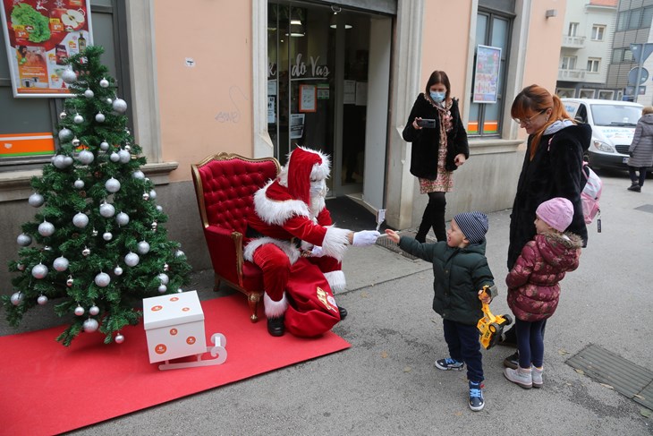 ADVENT U STUDENCU: Djed Božićnjak razveselio mališane u samom centru ... ADVENT U STUDENCU: Djed Božićnjak razveselio mališane u samom centru ...